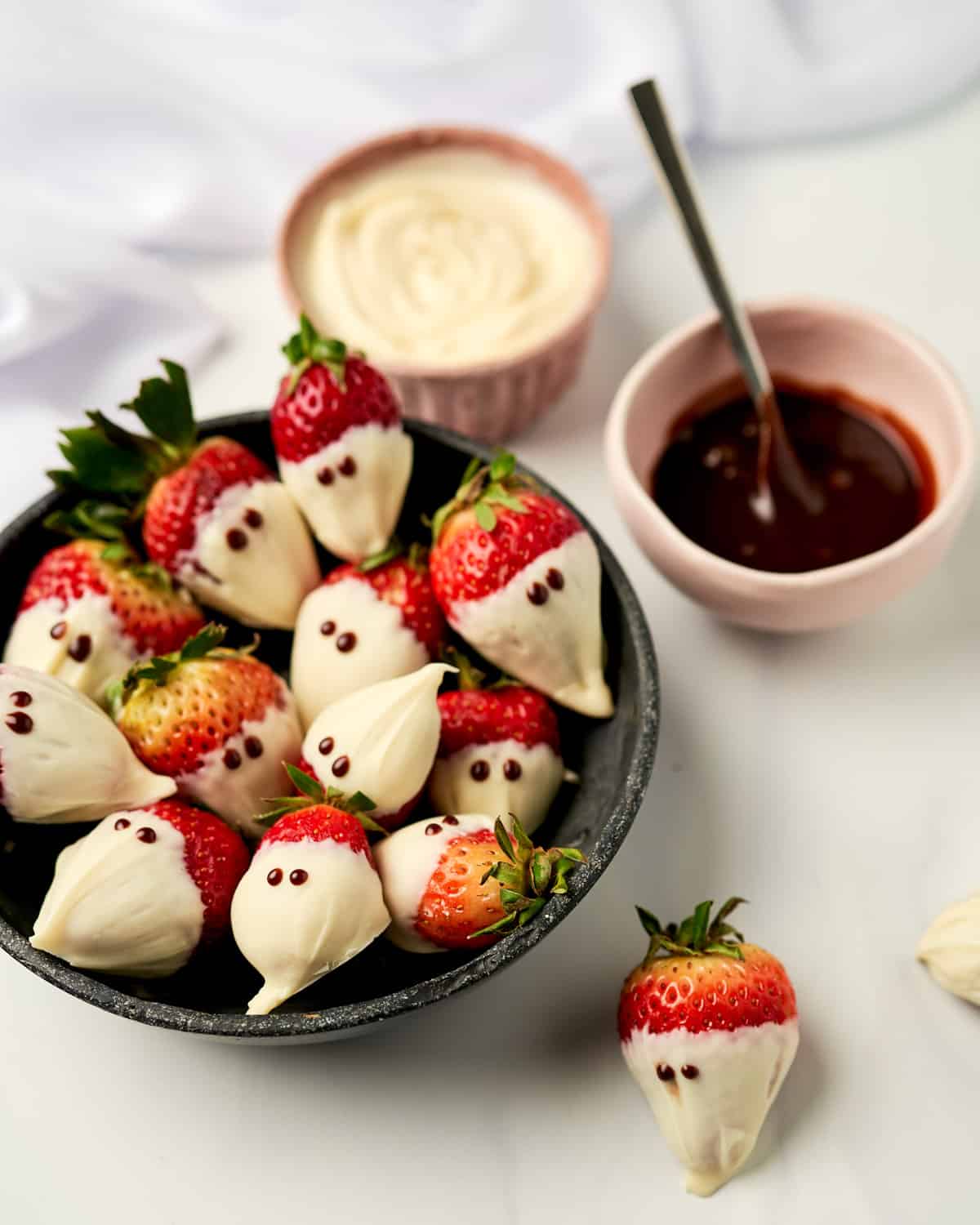 Strawberry Ghost Halloween Treats - TastyAZ