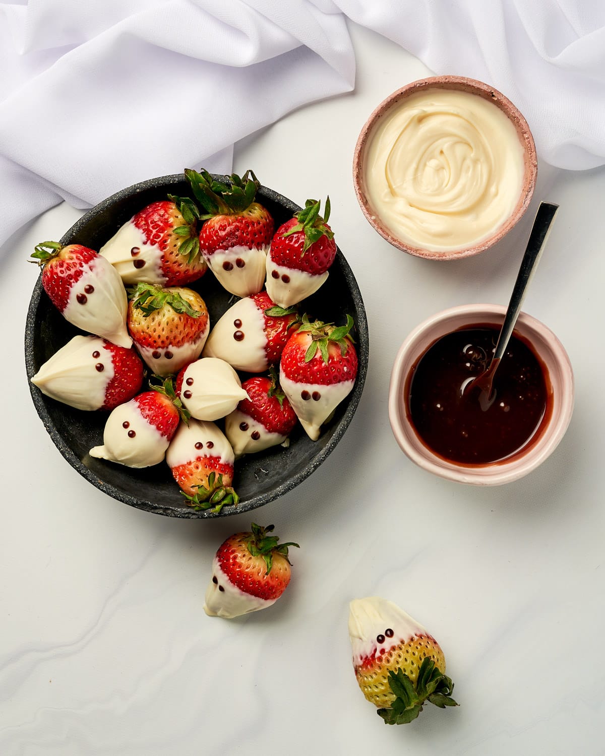 Strawberry Ghost Halloween Treats - TastyAZ