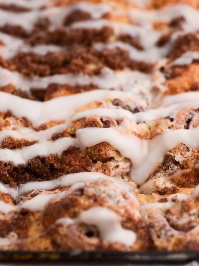 Cinnamon Roll Dump Cake - TastyAZ